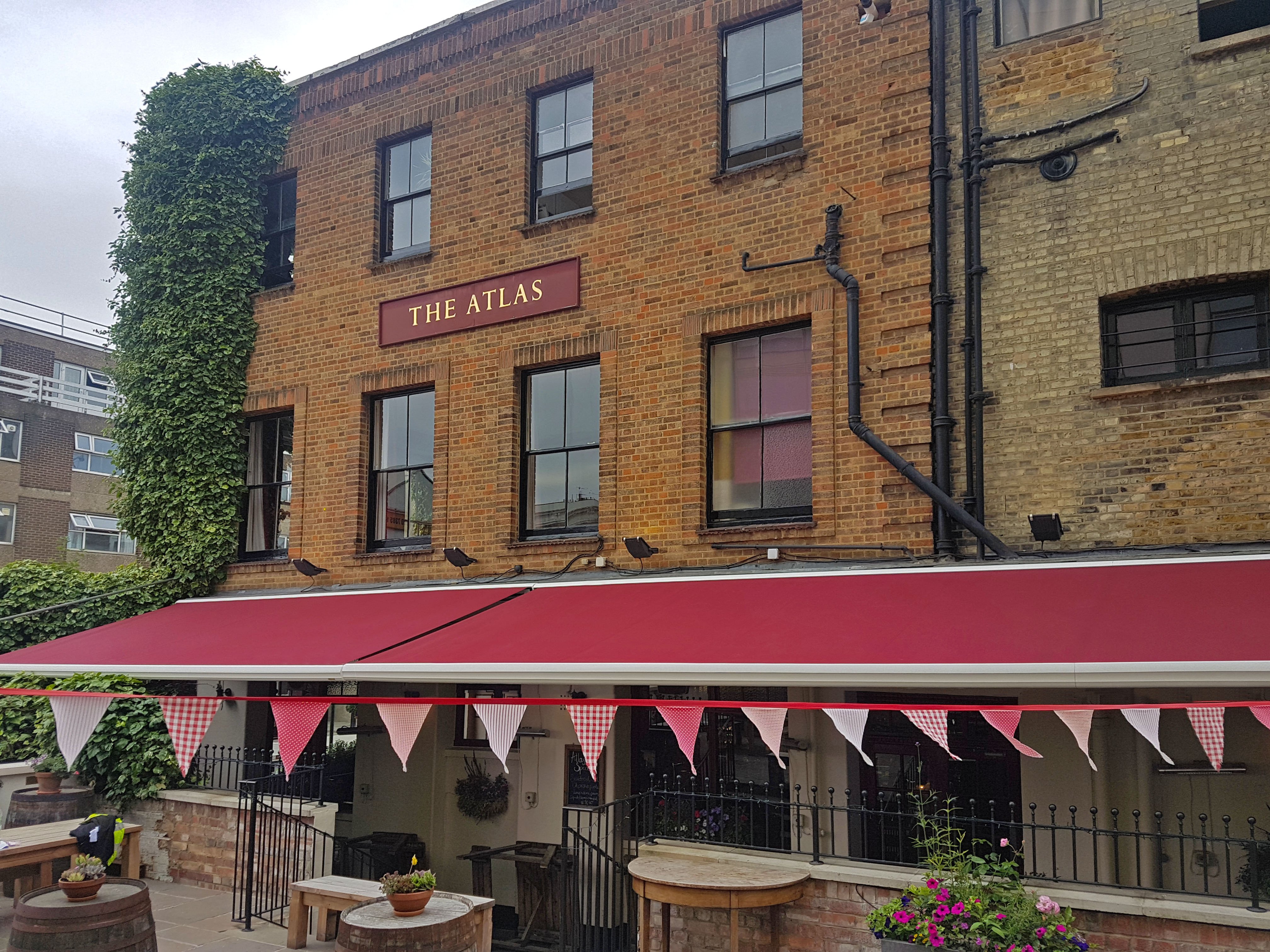 Signature awnings at the Atlas Pub Fulham | Morco Blinds